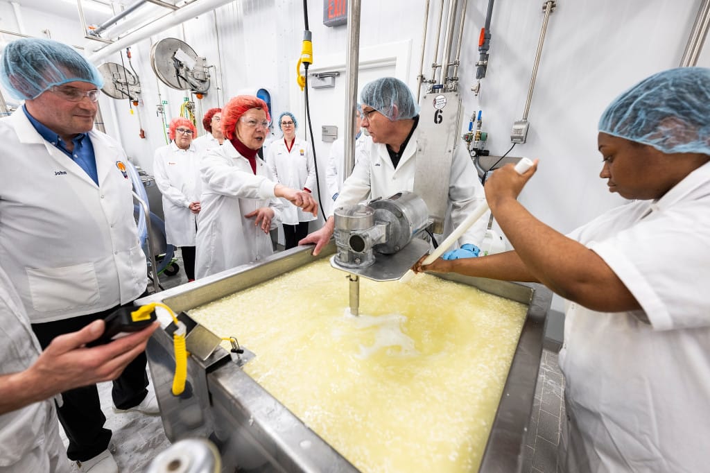 Sen. Baldwin visits Center for Dairy Research – Food Science